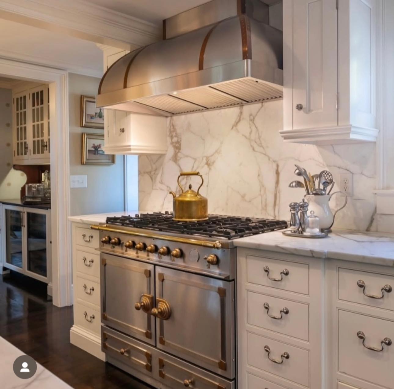 Statement Range Hoods: The Heart of Modern Open Kitchens